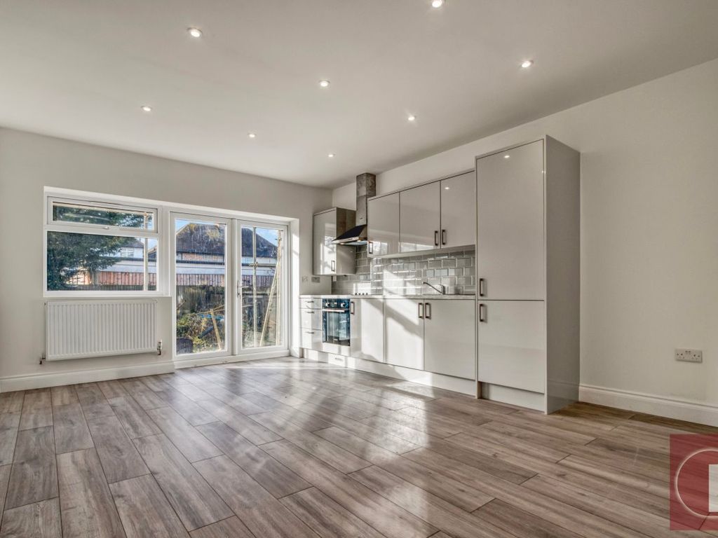 2 bed flat to rent in Hendon Way, London NW2, £2,250 pcm - Zoopla