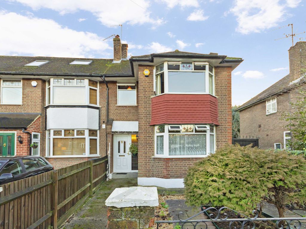 3 Bed Property To Rent In Selborne Gardens Perivale Greenford Ub6 £