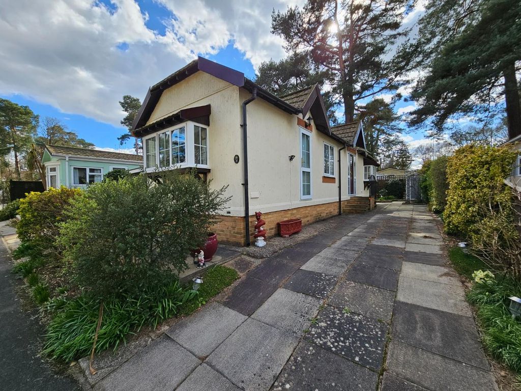 2 Bed Property For Sale In Nine Mile Ride Finchampstead Wokingham