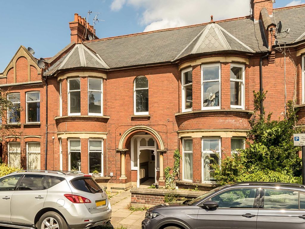 Studio to rent in Radbourne Road, London SW12, £2,100 pcm - Zoopla