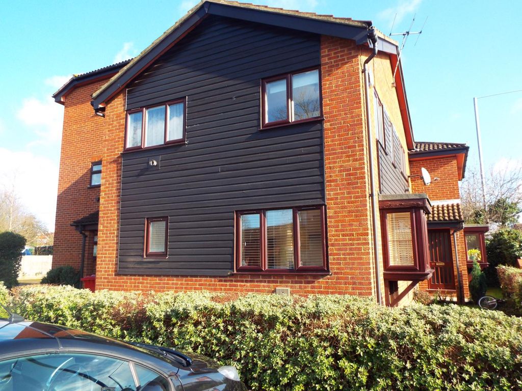 Studio to rent in Mountbatten Close, Slough SL1 - Zoopla