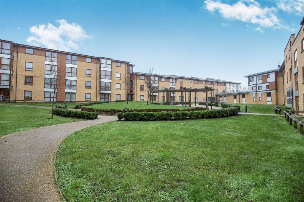 2 bed flat for sale in Commonwealth Drive, Crawley RH10 - Zoopla