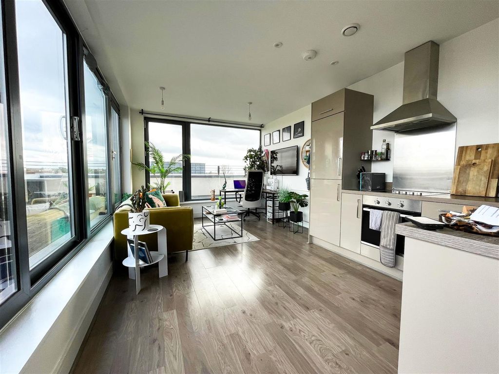 1 bed flat to rent in Tangmere Crescent, Uxbridge UB10, £1,500 pcm - Zoopla