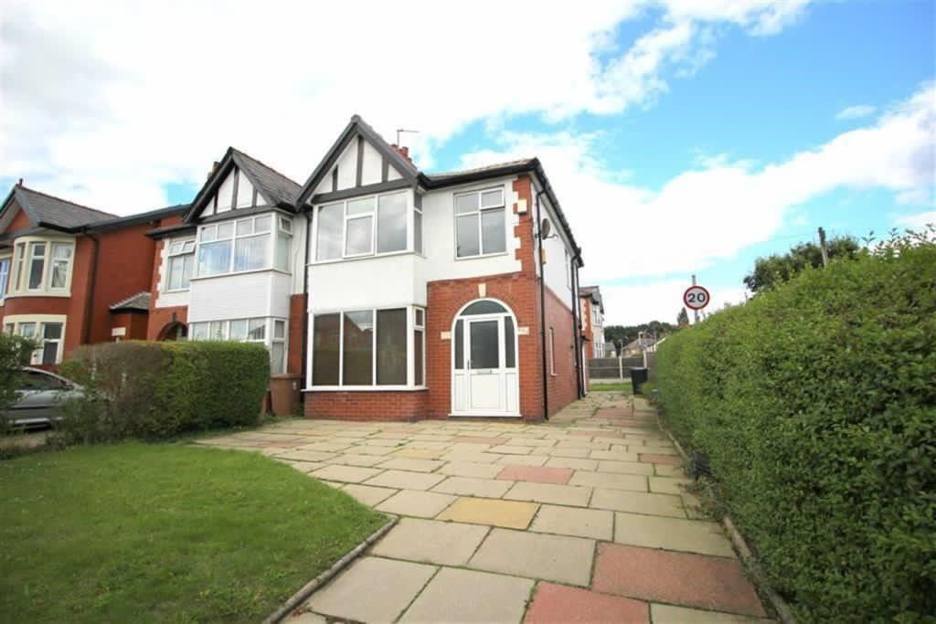 3 Bed Detached House To Rent In Garstang Road Fulwood Preston Pr2 £