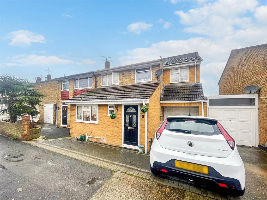 4 Bed Semi Detached House For Sale In Harptree Drive Chatham Me5 £