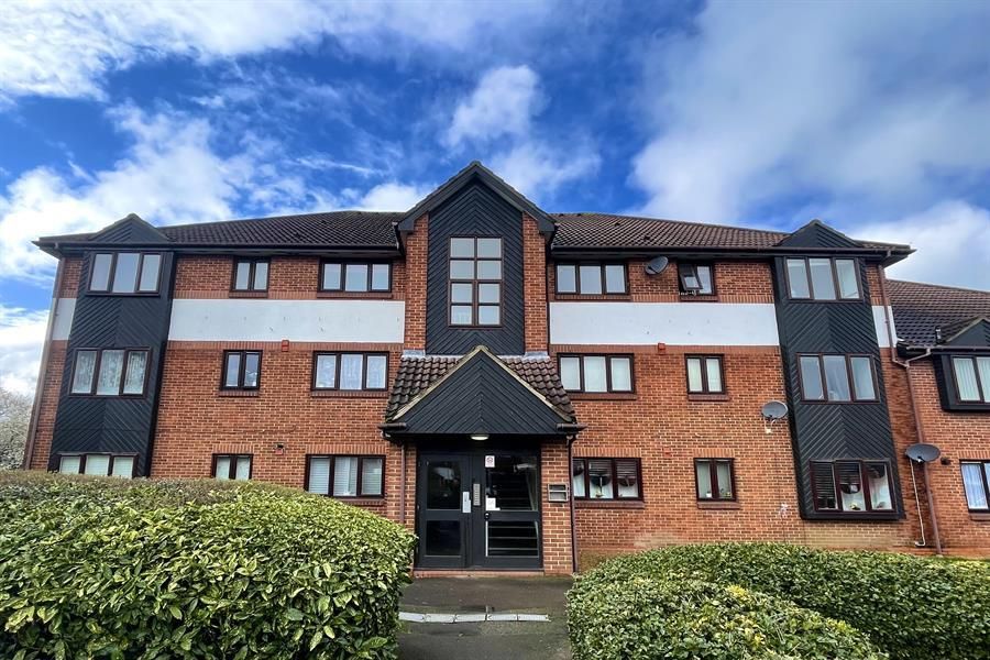 2 bed flat for sale in Brimfield Road, Purfleet RM19, £180,000 - Zoopla