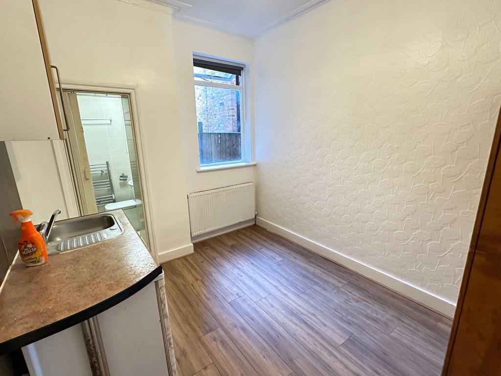 Studio to rent in Chapter Road, London NW2, £825 pcm - Zoopla