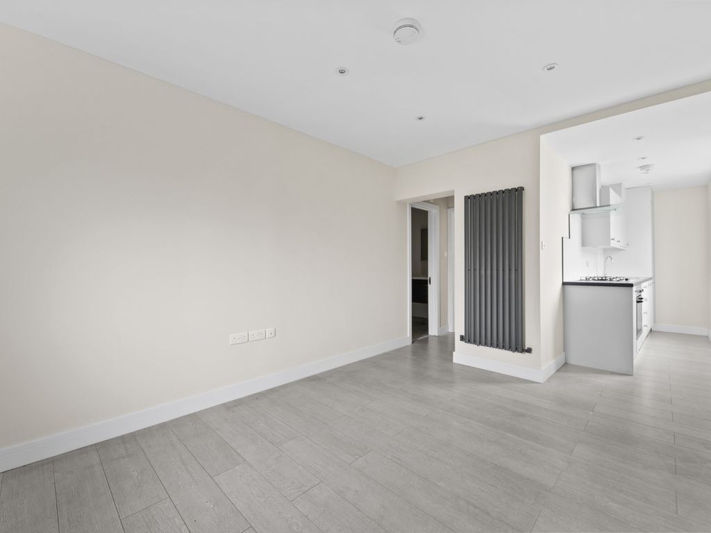 1 bed flat to rent in Commonside West, Mitcham CR4, £1,350 pcm - Zoopla