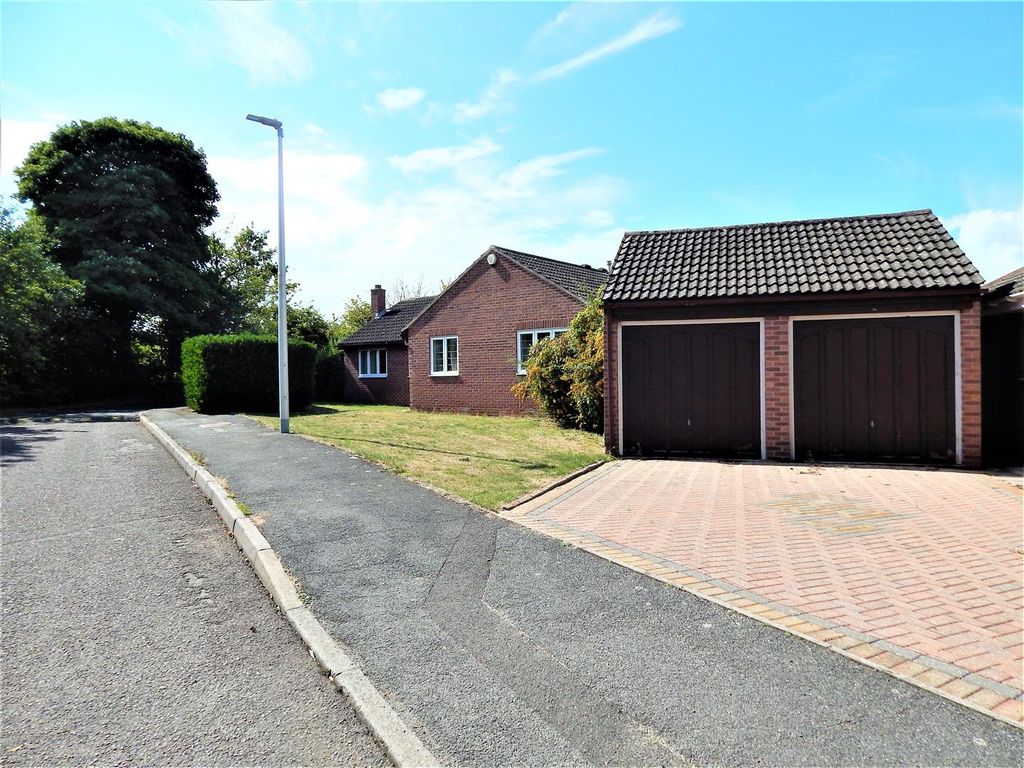 4 bed bungalow for sale in Primrose Close, Chatham ME4 - Zoopla