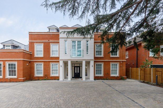 3 bed flat to rent in Fairmile Lane, Cobham KT11, £3,750 pcm - Zoopla