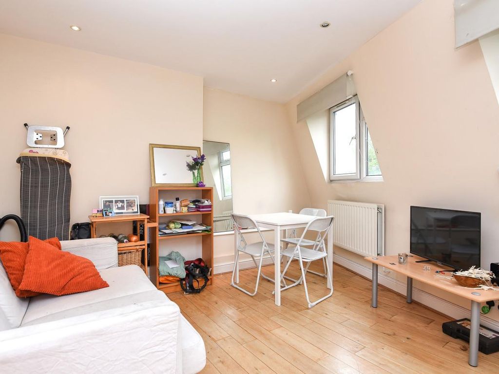 3 bed flat to rent in Falcon Road, London SW11 - Zoopla