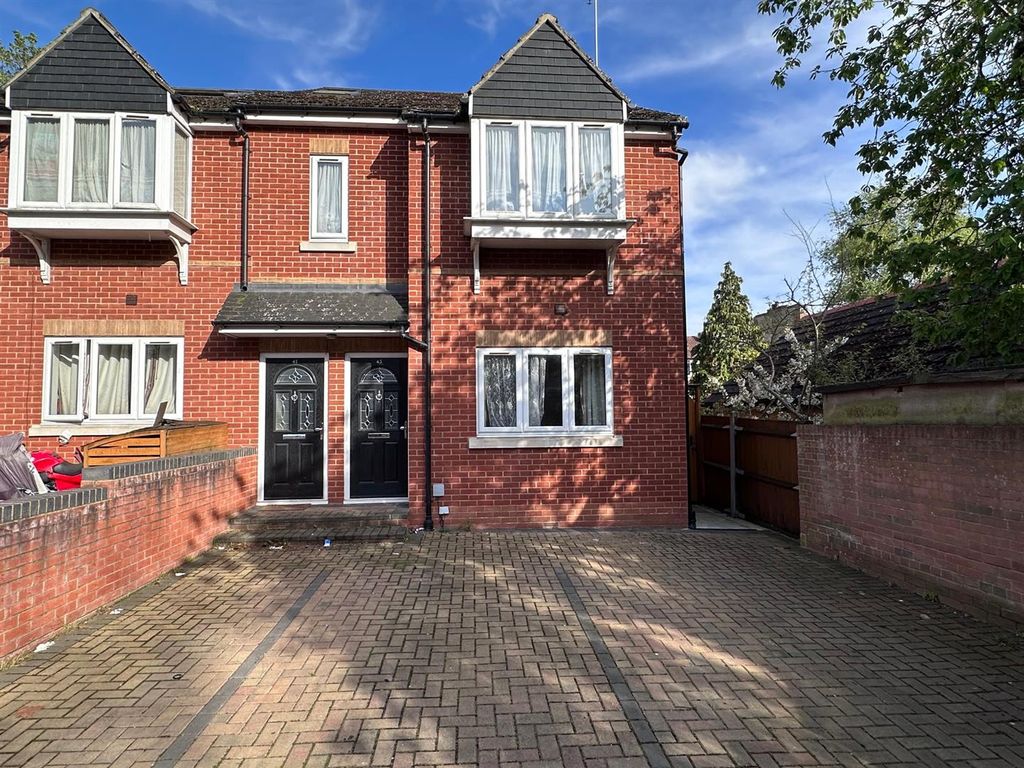 2 bed flat to rent in Pages Lane, Uxbridge UB8 - Zoopla