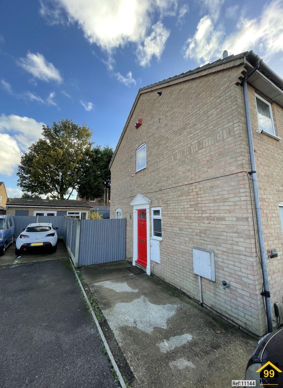 2 Bed Semi Detached House For Sale In Skua Close Luton Bedfordshire