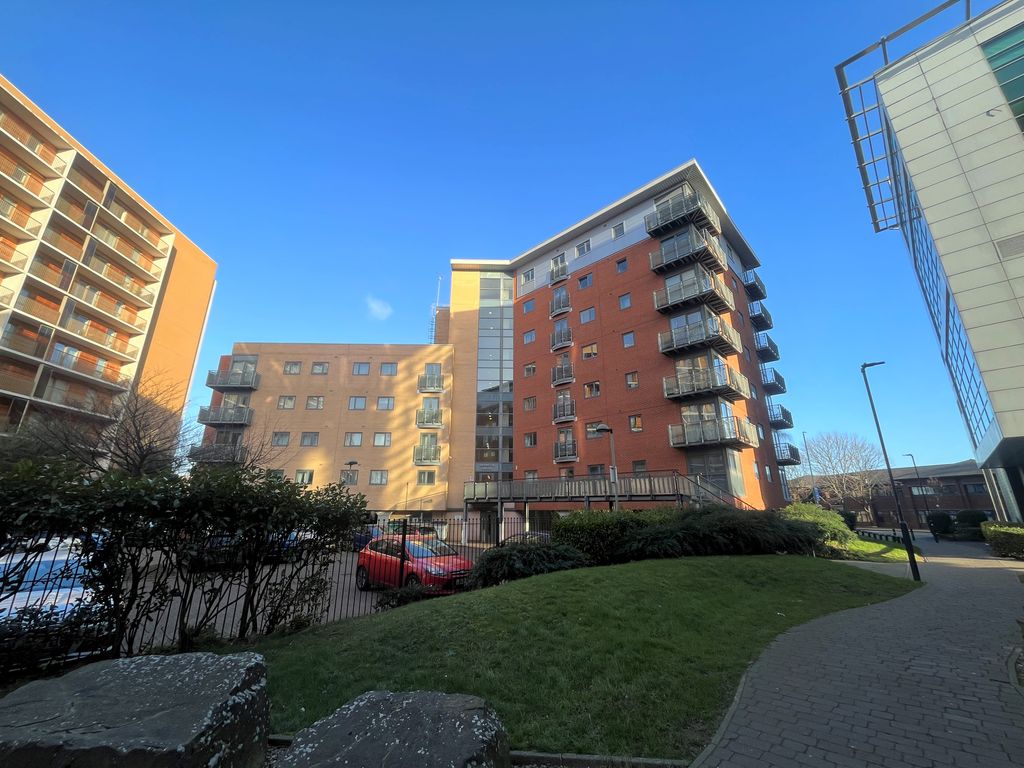 2 bed flat for sale in City Walk, Leeds LS11, £185,000 - Zoopla