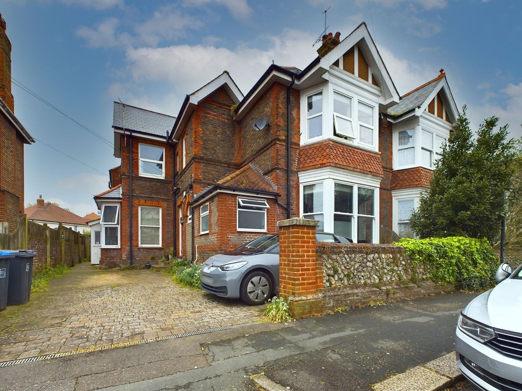 2 bed flat to rent in Salisbury Road, Worthing BN11, £1,375 pcm - Zoopla