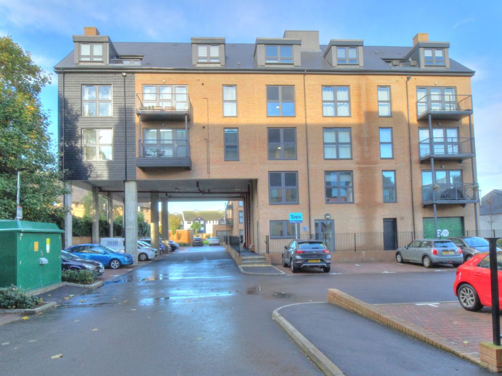 3 bed flat for sale in Navigation Drive, Ware SG12, £133,000 - Zoopla