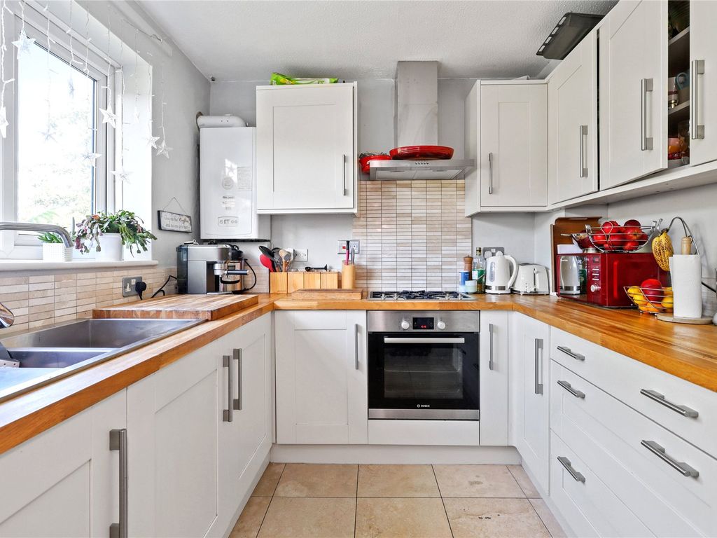 2 bed maisonette for sale in Queens Court Ride, Cobham, Surrey KT11, £ ...