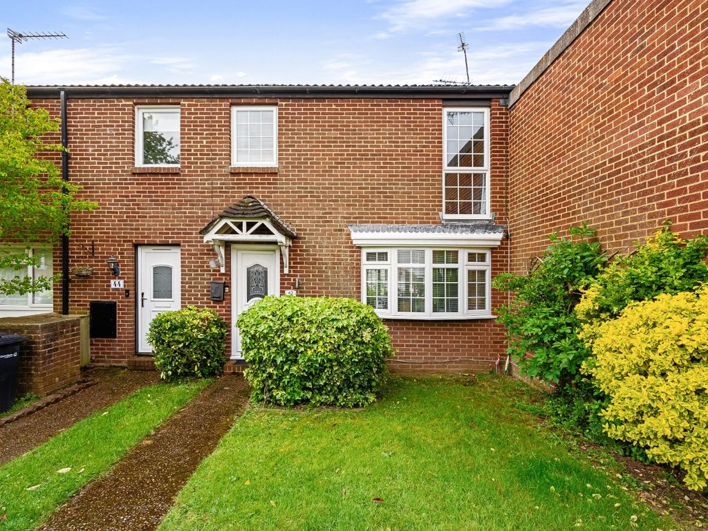 3 bed terraced house for sale in The Hollies, Gravesend, Kent DA12, £300,000 - Zoopla
