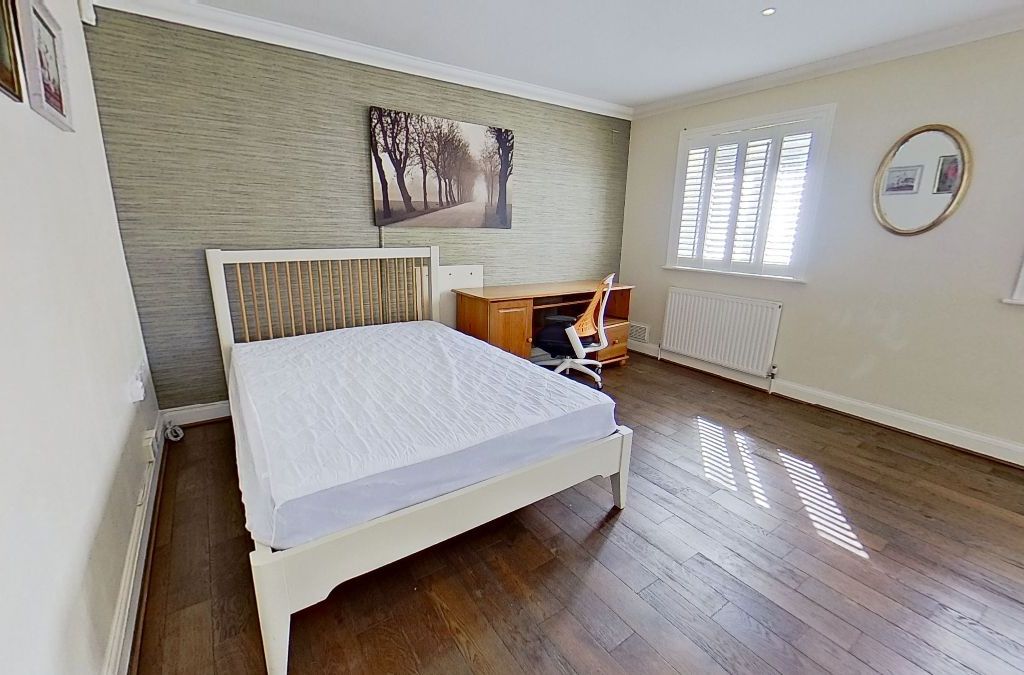 Room to rent in Stocton Road, Guildford GU1, £890 pcm - Zoopla