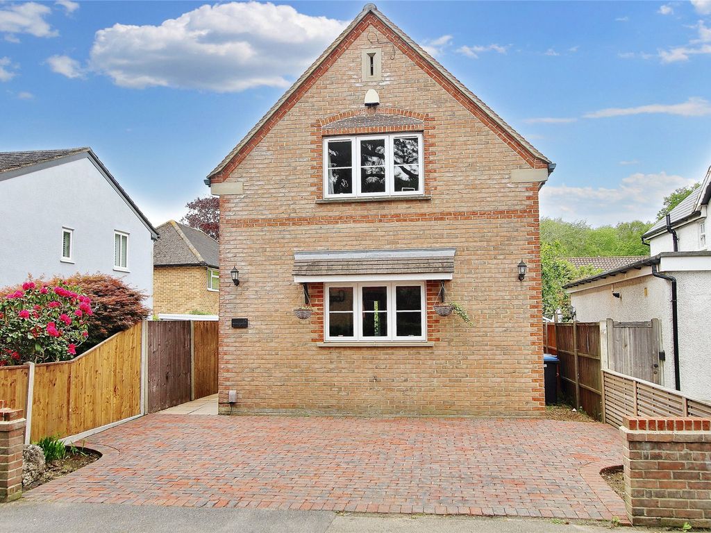 2 Bed Detached House For Sale In Knaphill Woking Surrey Gu21 £