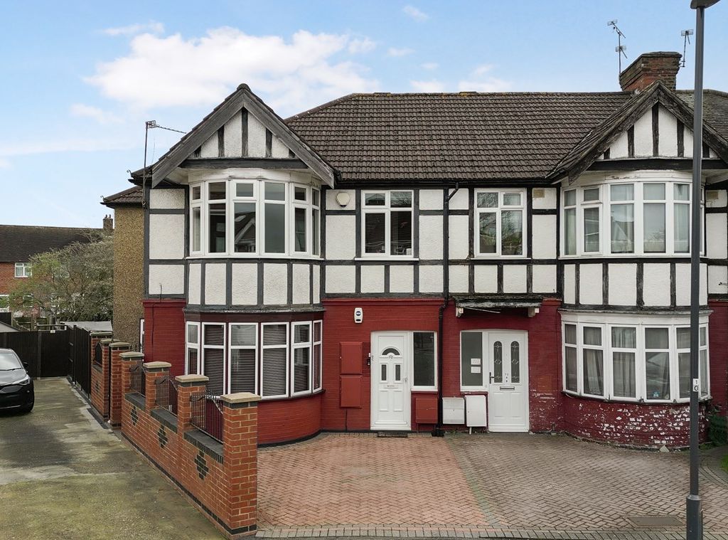 2 bed flat for sale in Hunters Grove, Harrow HA3, £365,000 - Zoopla