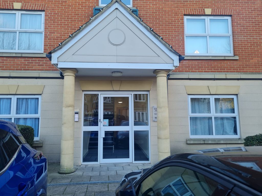 2 bed flat to rent in London Road, Purfleet RM19, £1,300 pcm - Zoopla