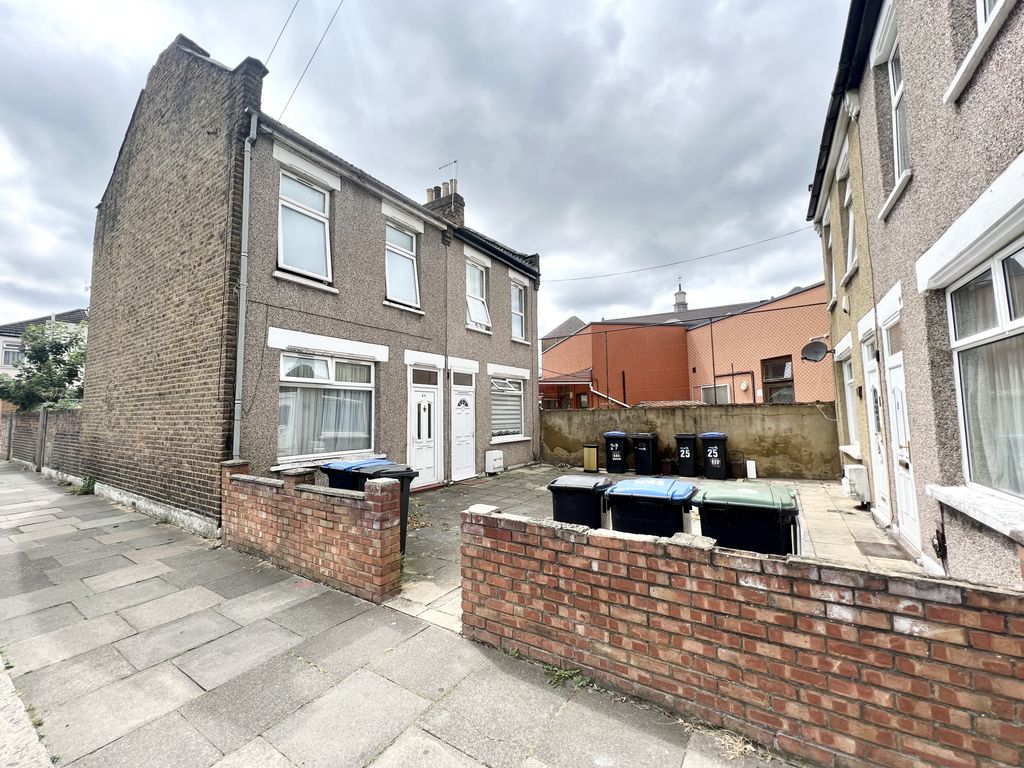 3 bed semi-detached house to rent in Woolmer Road, Edmonton N18 - Zoopla