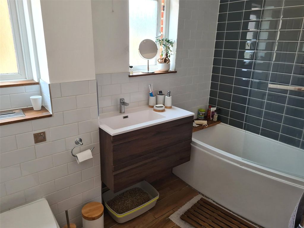 2 bed flat to rent in Typhoon Way, Wallington SM6 - Zoopla