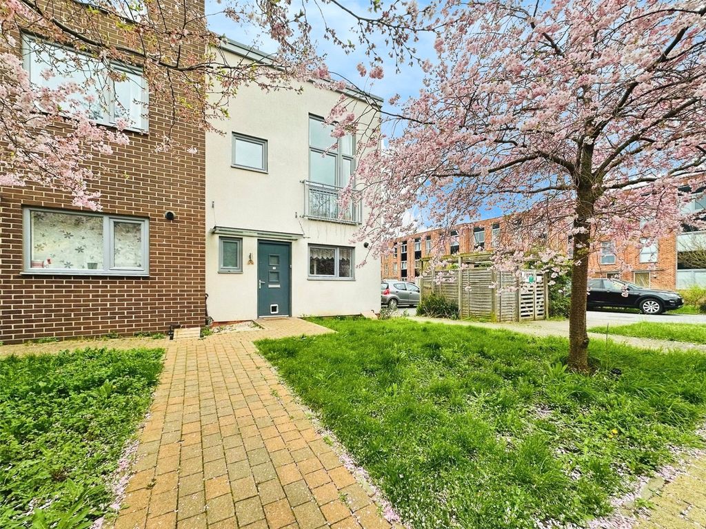2 Bed End Terrace House For Sale In Vimy Drive Dartford Kent Da1 £