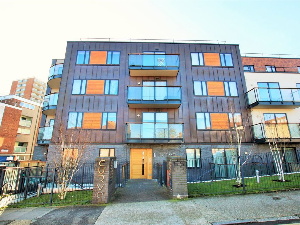 2 bed flat to rent in Curve Court, Victoria Road, Hendon NW4, £2,100 ...