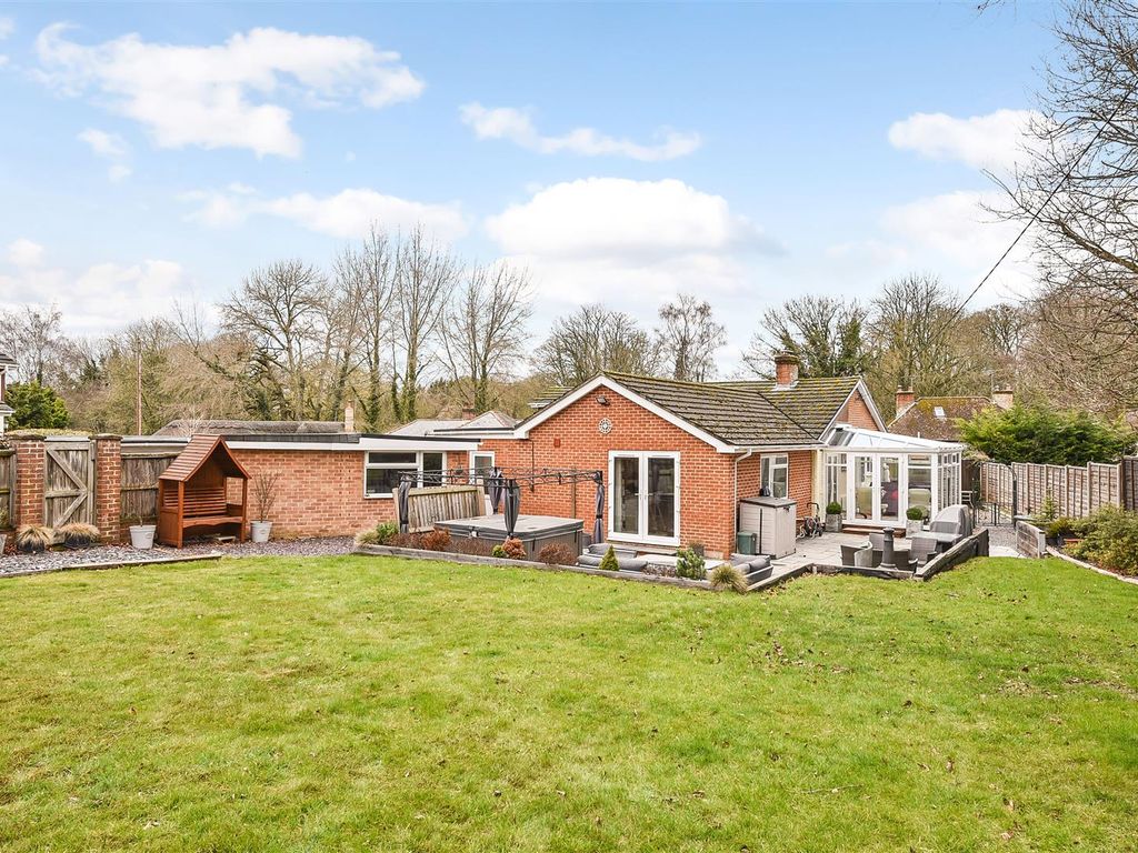 3 bed detached bungalow for sale in Lovell Close, Thruxton, Andover ...