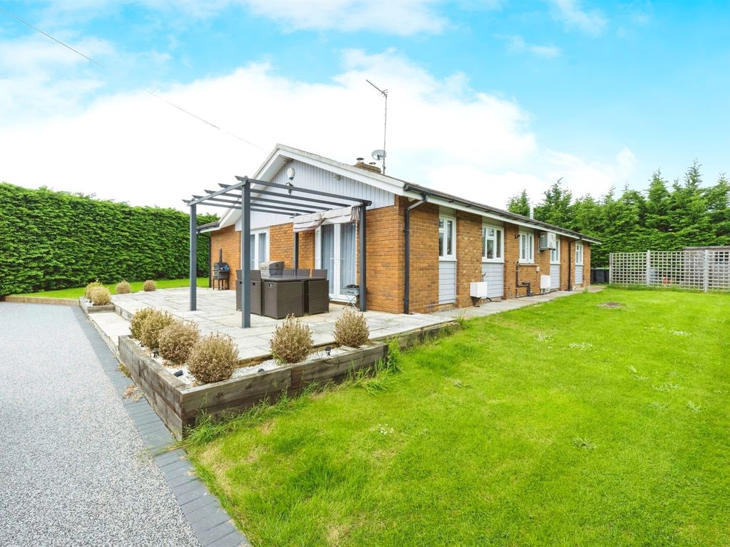 3 bed detached house for sale in Hoe Lane, Nazeing, Waltham Abbey EN9 ...