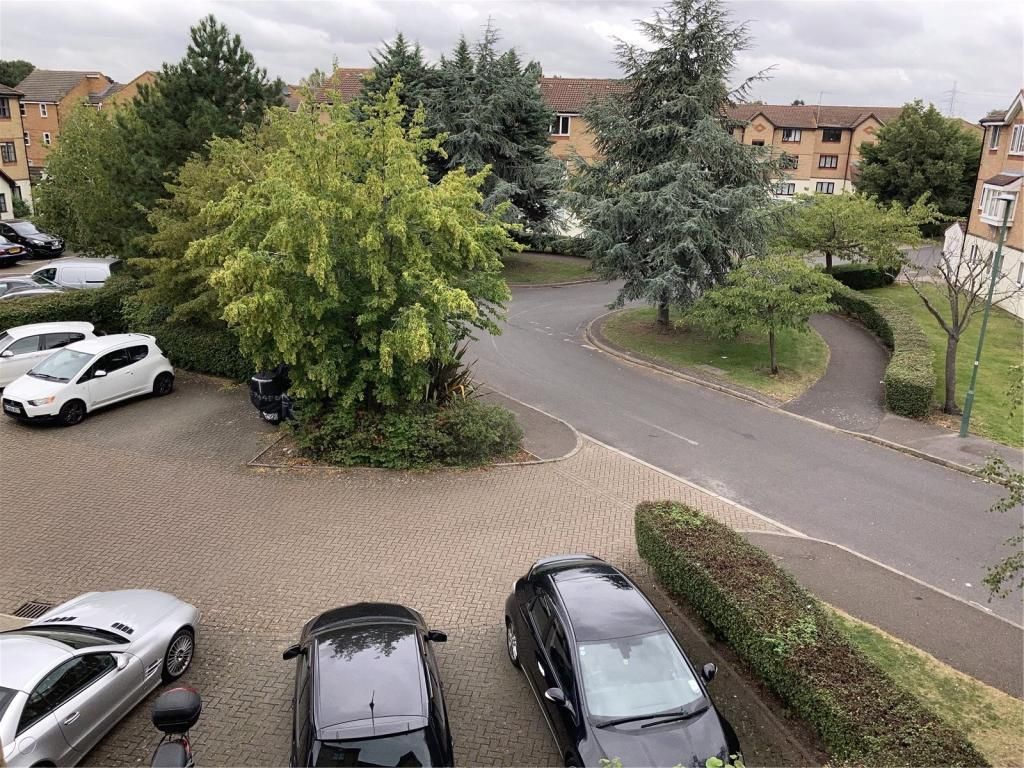 1 bed flat to rent in Mullards Close, Mitcham CR4, £1,300 pcm - Zoopla