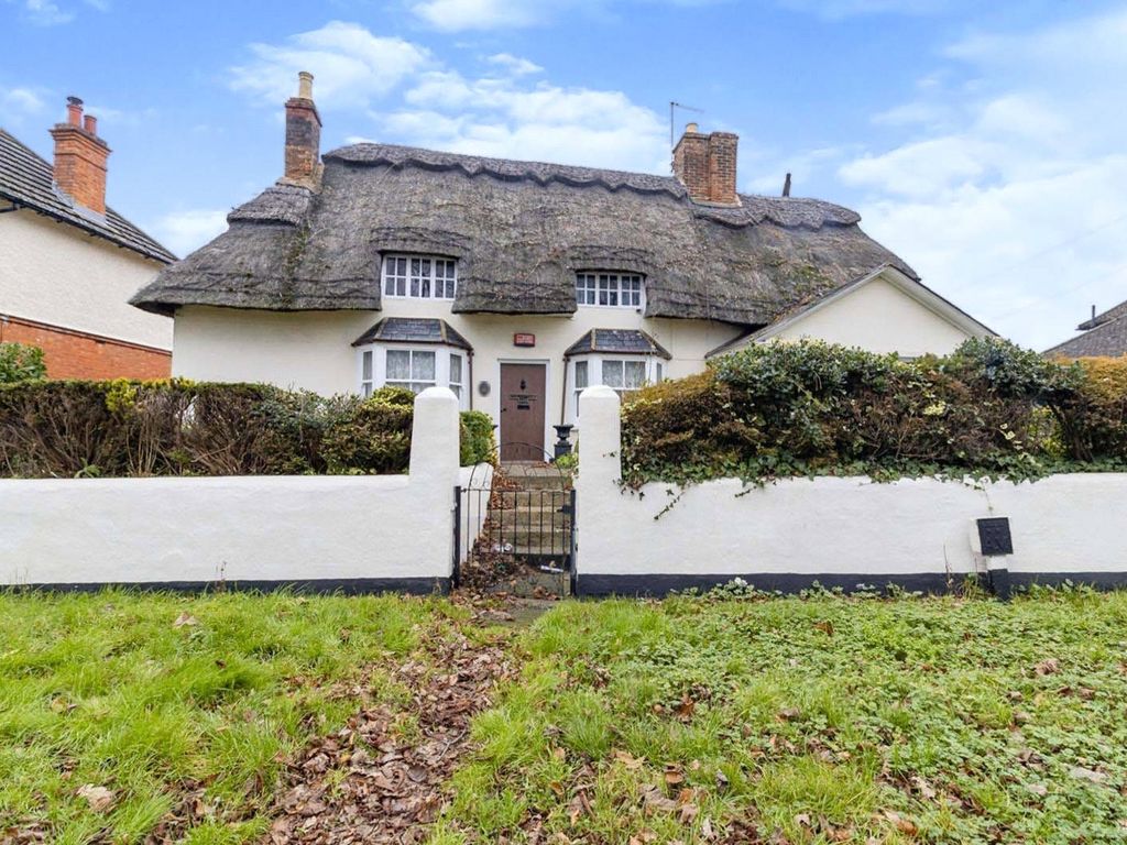 4 bed cottage for sale in Buckingham Road, Bletchley, Milton Keynes MK3 ...