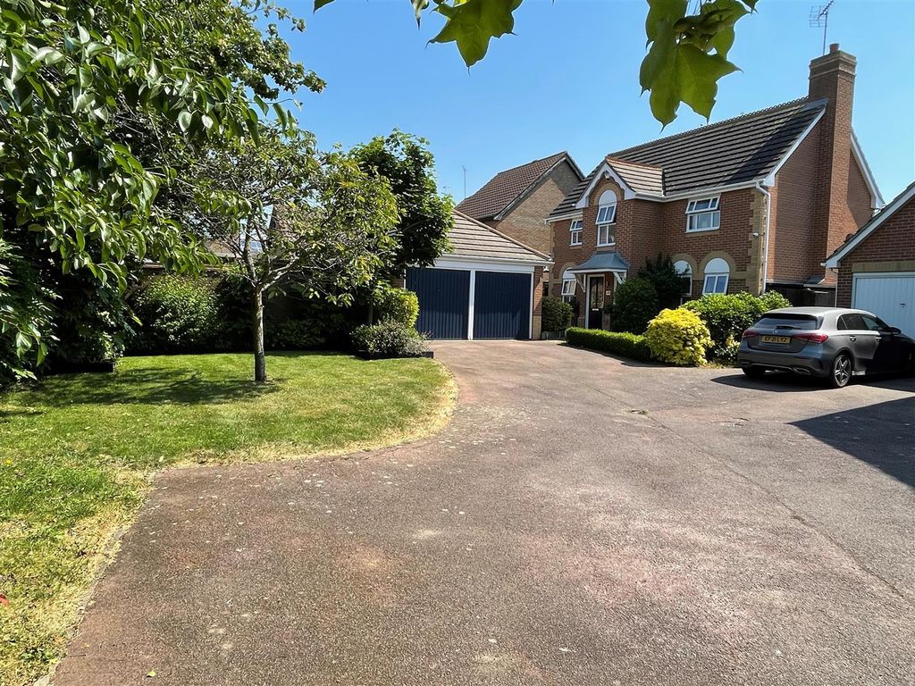 4 bed detached house for sale in Downhall Park Way, Rayleigh SS6 - Zoopla