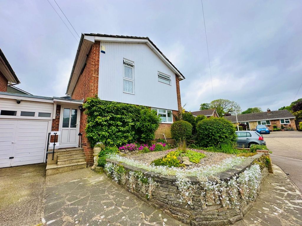 3 Bed Link Detached House For Sale In Holtwood Close Rainham