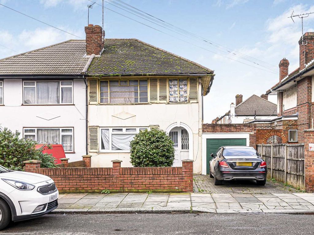 3 Bed Property For Sale In Conway Crescent Perivale Greenford Ub6 £