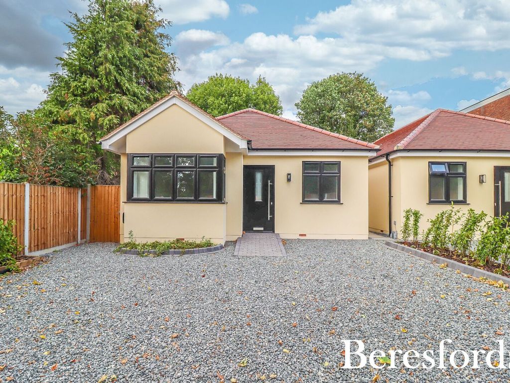 New home, 3 bed bungalow for sale in Bridge Avenue, Upminster RM14, £ ...
