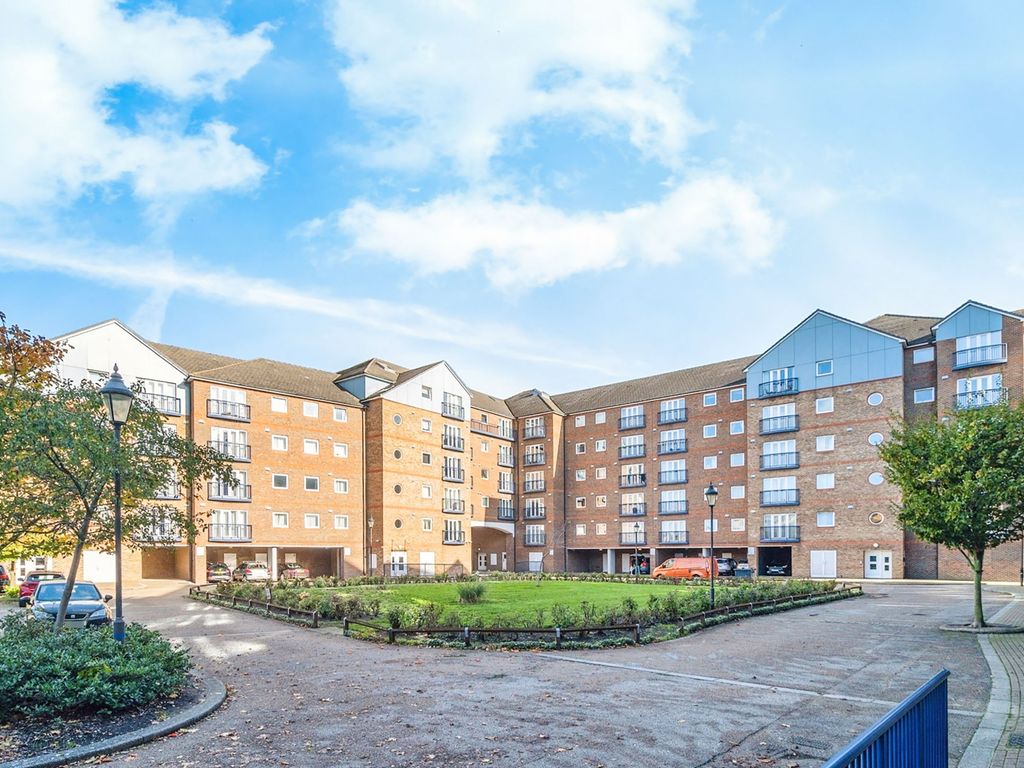1 bed flat for sale in Argent Court, Argent Street, Grays RM17, £ ...