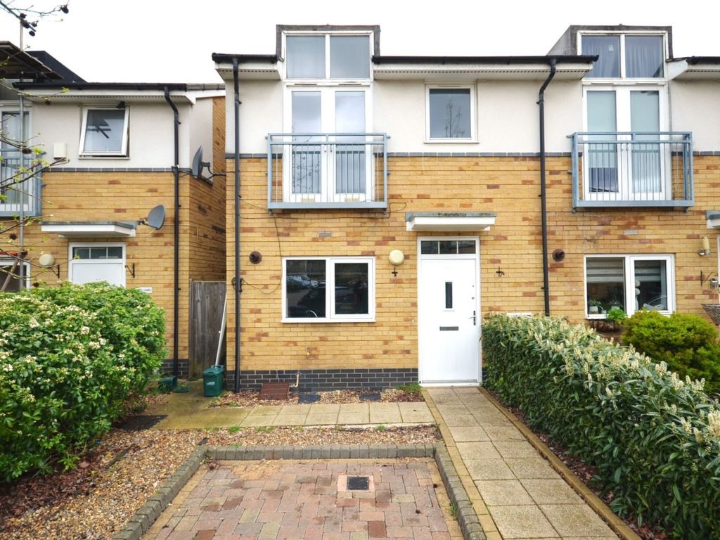 3 Bed Semi Detached House To Rent In Founders Close Northolt Ub5 £