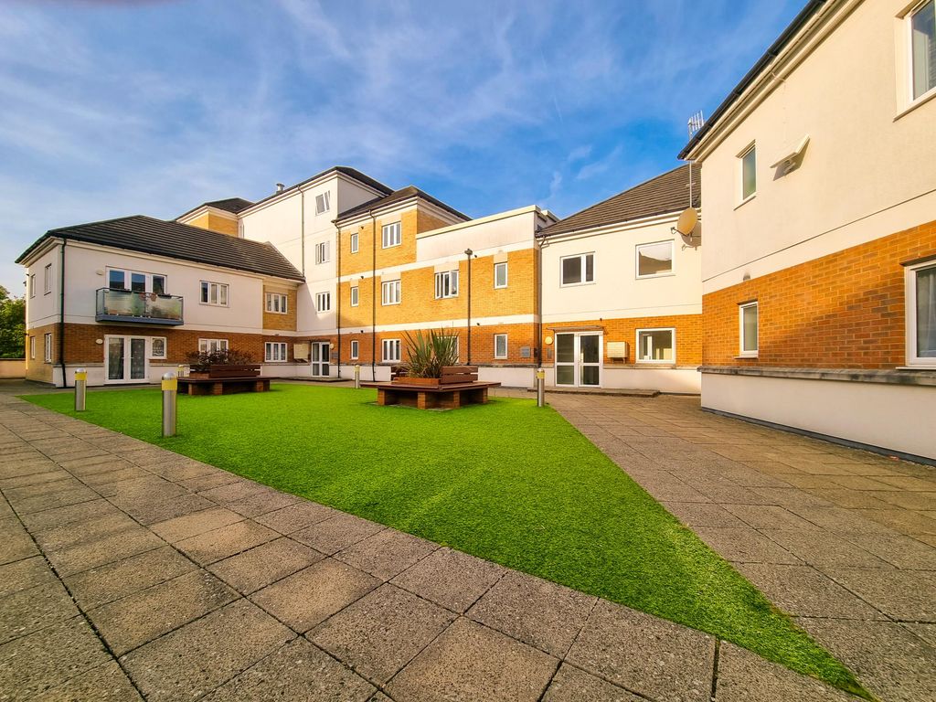 2 bed flat to rent in Hales Court, Ley Farm Close, Nth Wat, Watford ...