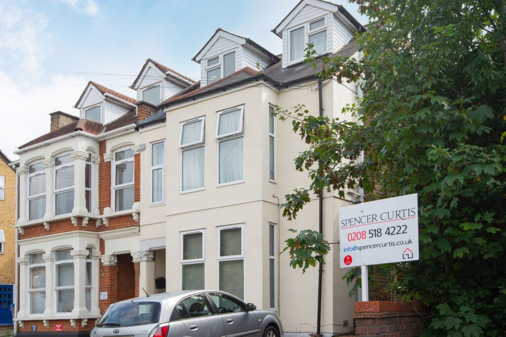 1 Bed Flat To Rent In Flat Eastern Road Romford Essex Rm1 £900 Pcm