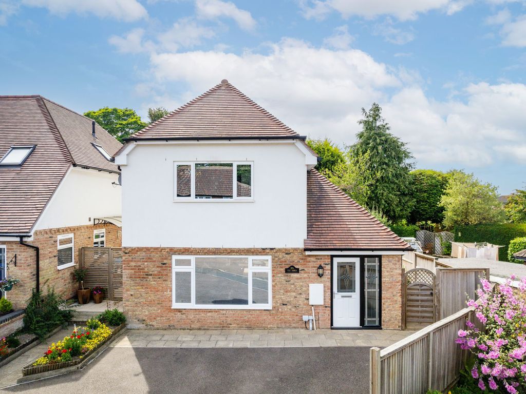 3 bed detached house for sale in Tilgate Common, Bletchingley RH1, £ ...