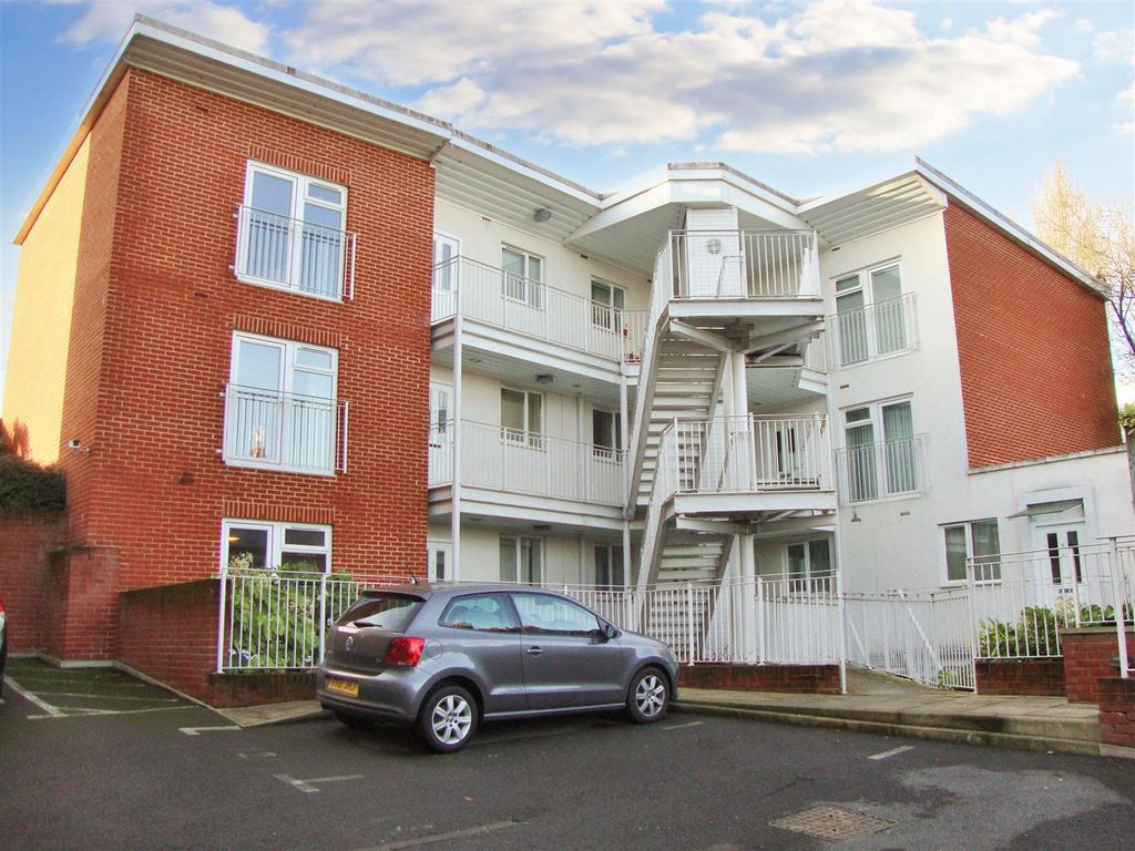 1 bed flat to rent in Walnut Tree Close, Guildford GU1, £1,350 pcm - Zoopla