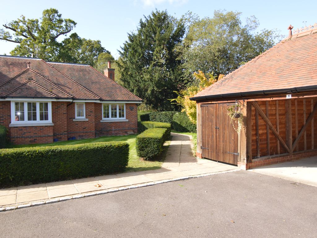 3 bed end terrace house to rent in Bonhomie Court, Hurst RG10, £2,200 ...