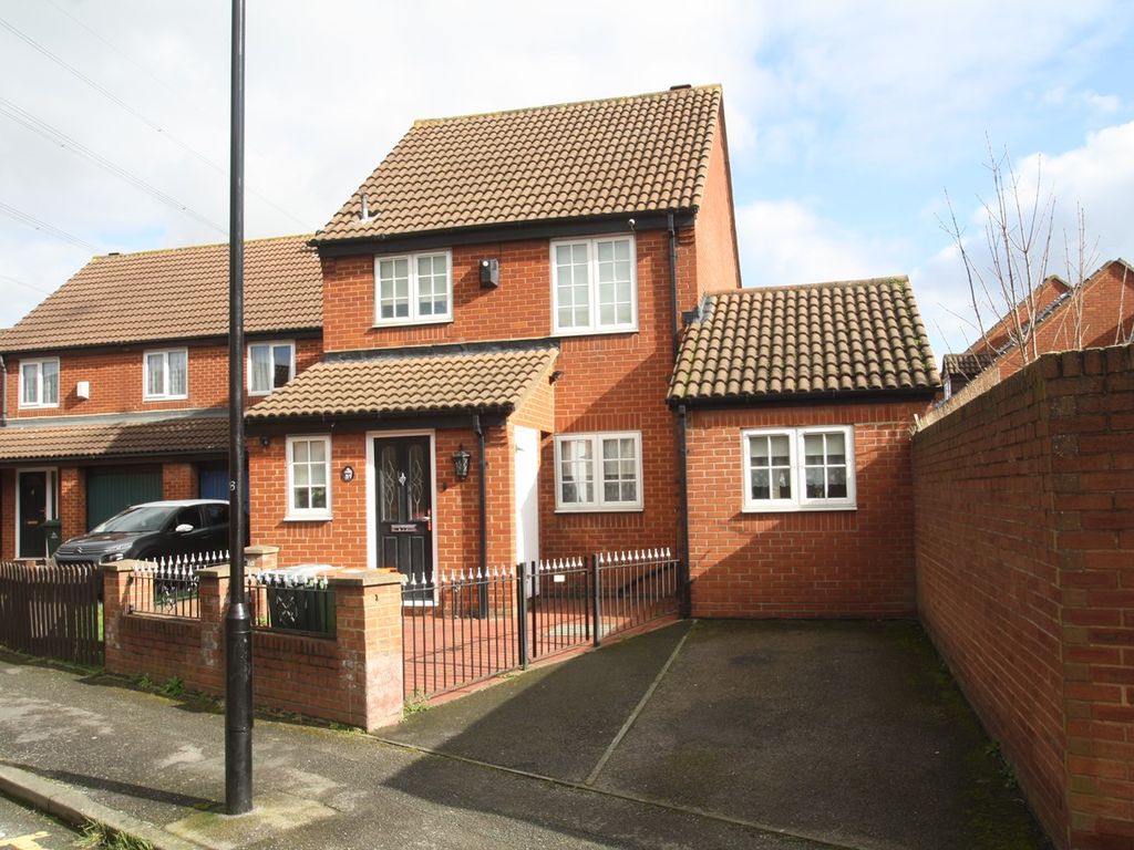 3 bed link detached house for sale in Linton Gardens, Beckton, London ...