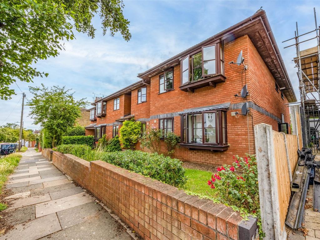 2 bed flat for sale in Kingswood Chase, Leigh-On-Sea SS9, £275,000 - Zoopla
