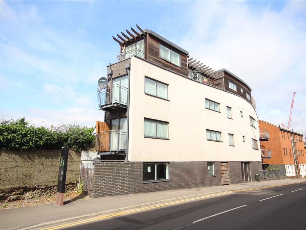 2 bed flat to rent in Walnut Tree Close, Guildford GU1, £1,600 pcm - Zoopla