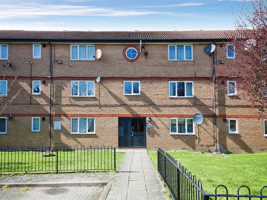 1 bed flat to rent in Harrier Way, Beckton E6, £1,350 pcm - Zoopla