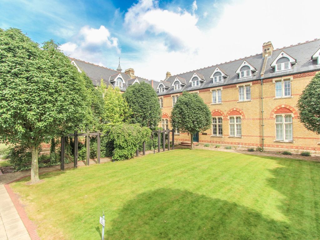 2 bed flat to rent in Alexandra Court, Aston Close, Watford ...